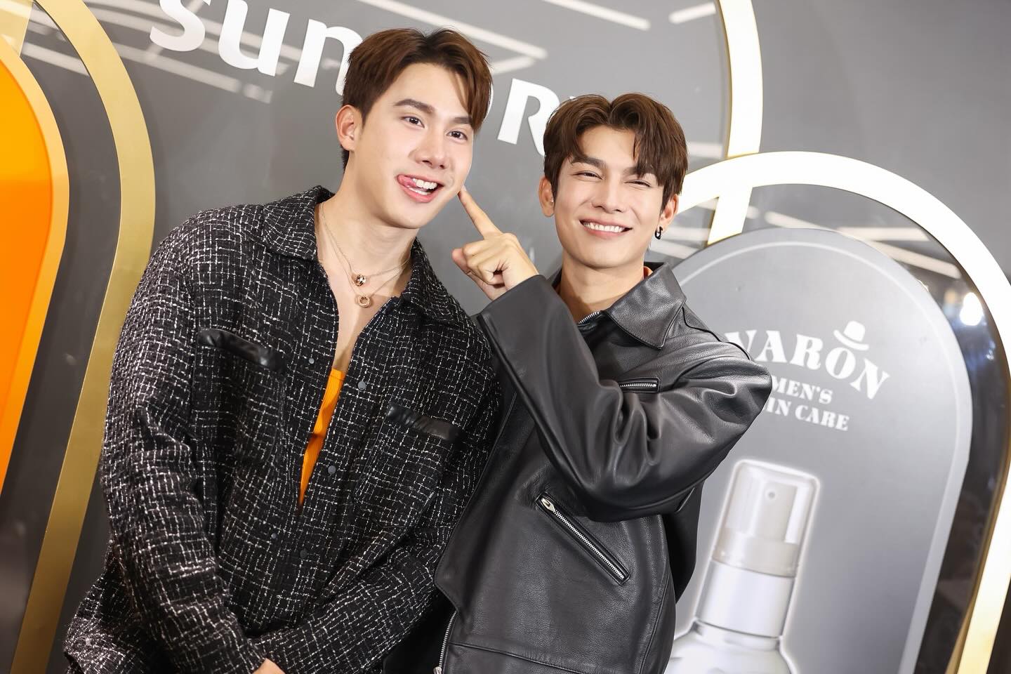 Thajské BL hvězdy Mew Suppasit a Tul Pakorn oznámili zásnuby na tiskové konferenci k novému ...